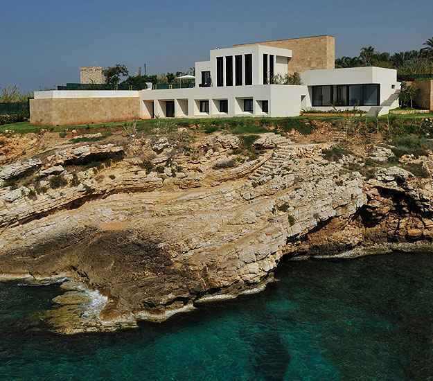 Casa de praia no Líbano valoriza a natureza ao redor e se abre ao mar ...
